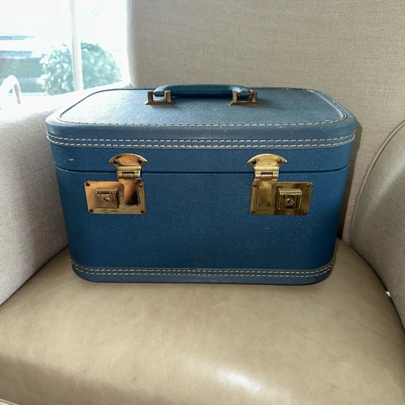 Makeup | Vintage Blue Train Case Makeup Suitcase W Key 195s Hard Shell ...